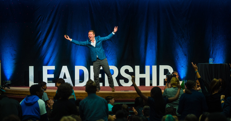 Everest climber dazzles students | UDaily